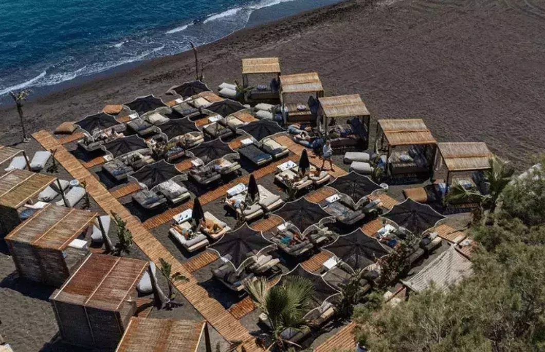 7 of the Best Beach Clubs in Santorini | Enjoy Travel