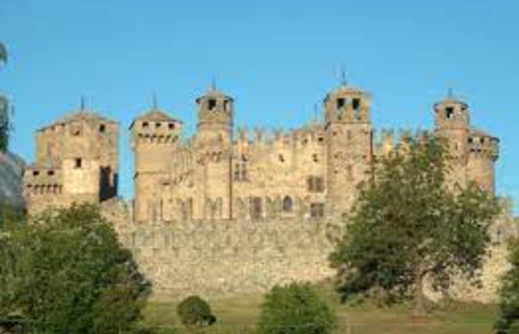 7 of the Most Beautiful Castles to Visit in Italy | EnjoyTravel.com